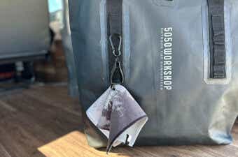 機能も見た目も満足度高し！ 「5050WORKSHOP」が送り出す「収納できる収納」と「マルチ防水バック」とは | CAMP HACK[キャンプハック]