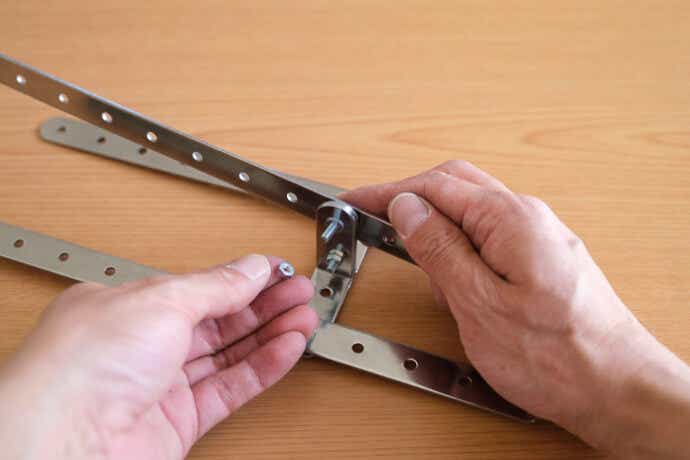 炎の美しさが段違いになる「薪スタンド」を100均で作ってみた【超簡単DIY】 | CAMP HACK[キャンプハック]