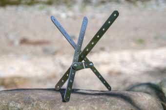 炎の美しさが段違いになる「薪スタンド」を100均で作ってみた【超簡単DIY】 | CAMP HACK[キャンプハック]