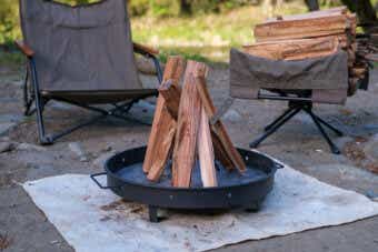 炎の美しさが段違いになる「薪スタンド」を100均で作ってみた【超簡単DIY】 | CAMP HACK[キャンプハック]