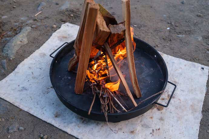 炎の美しさが段違いになる「薪スタンド」を100均で作ってみた【超簡単DIY】 | CAMP HACK[キャンプハック]