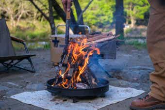 炎の美しさが段違いになる「薪スタンド」を100均で作ってみた【超簡単DIY】 | CAMP HACK[キャンプハック]