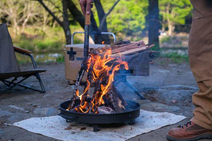 炎の美しさが段違いになる「薪スタンド」を100均で作ってみた【超簡単DIY】 | CAMP HACK[キャンプハック]