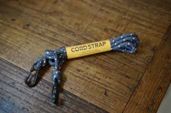 「ドライバッグ」がサコッシュに！ 2WAYで使えるコスパ最強の発明品バッグを見つけました | CAMP HACK[キャンプハック]