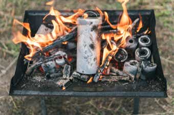 【DCMで発見】1,097円で買った「投げ込み調理器」を使ったら、焚き火の幸福度が上がったよ | CAMP HACK[キャンプハック]