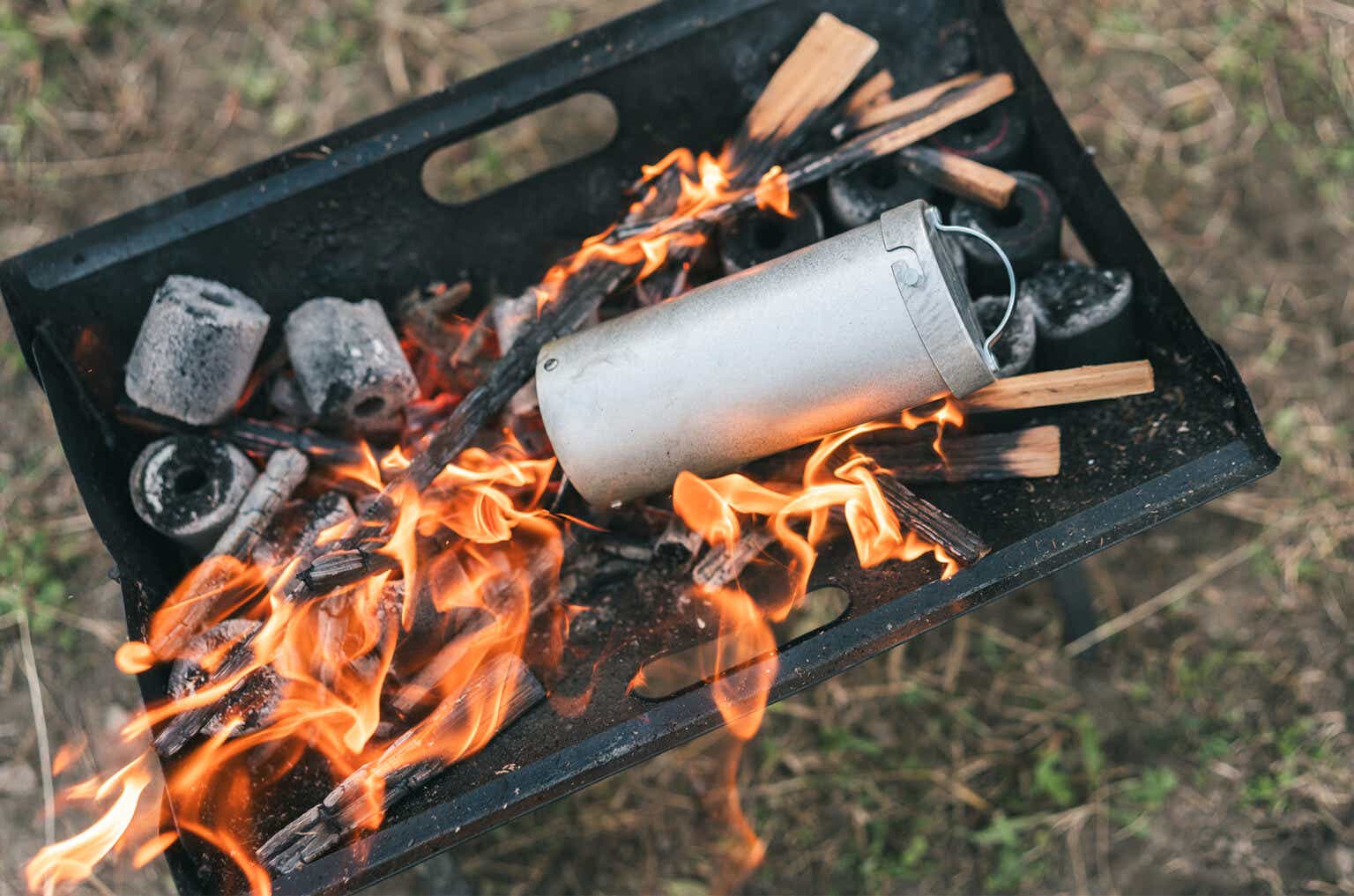 【DCMで発見】1,097円で買った「投げ込み調理器」を使ったら、焚き火の幸福度が上がったよ | CAMP HACK[キャンプハック]