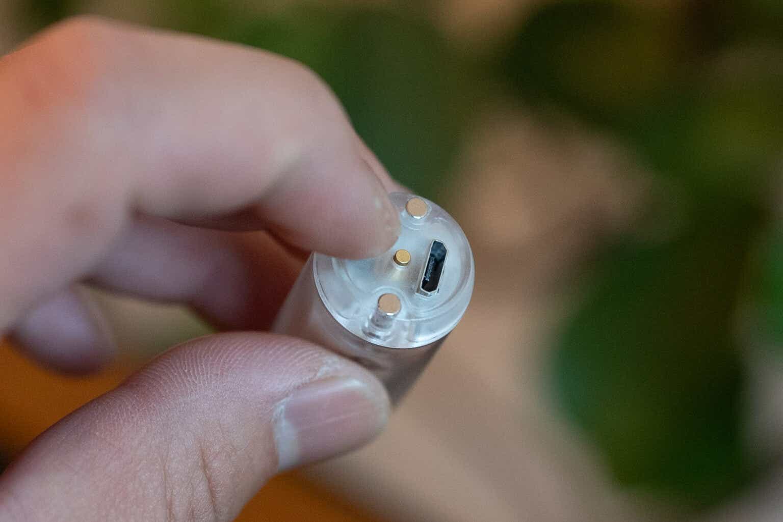 【コレ凄すぎ】Amazonで998円で買った「小型ライト」がバズる予感！タフで多機能って文句なしかも… | CAMP HACK[キャンプハック]