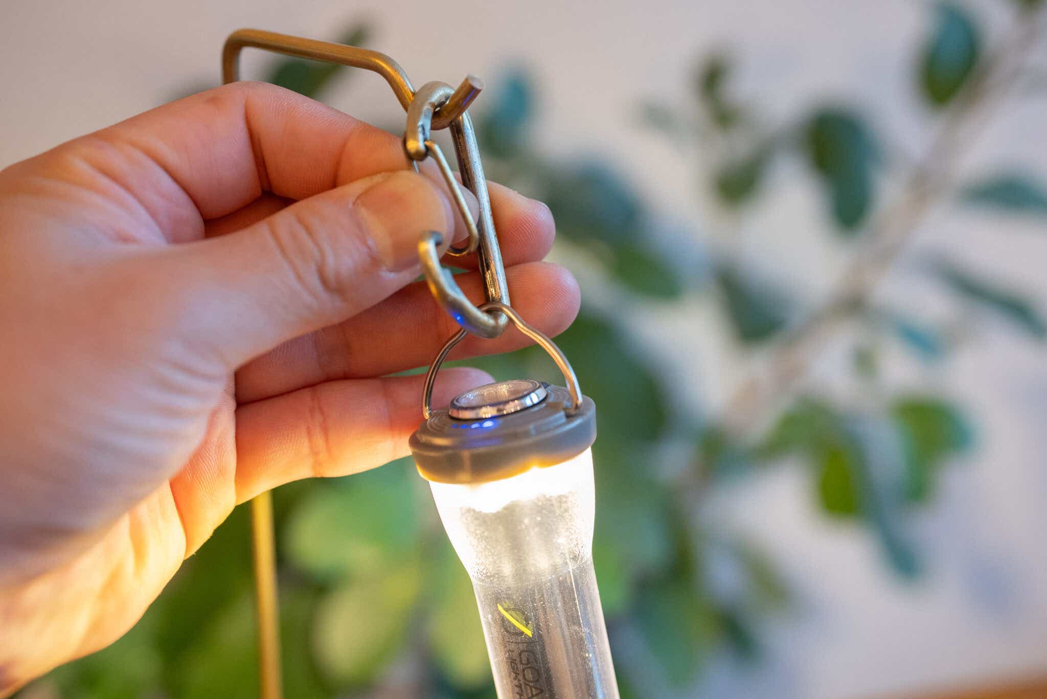 【コレ凄すぎ】Amazonで998円で買った「小型ライト」がバズる予感！タフで多機能って文句なしかも… | CAMP HACK[キャンプハック]