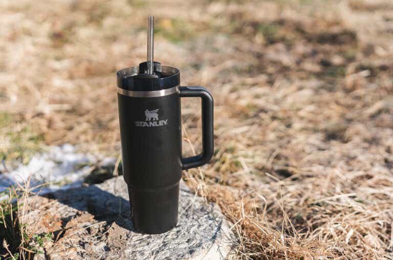 火事にも耐えたと話題のスタンレー「H2.0 真空スリムクエンチャー」が、マジでお出かけに最高なのでぜひ知ってほしい | CAMP HACK[キャンプハック]