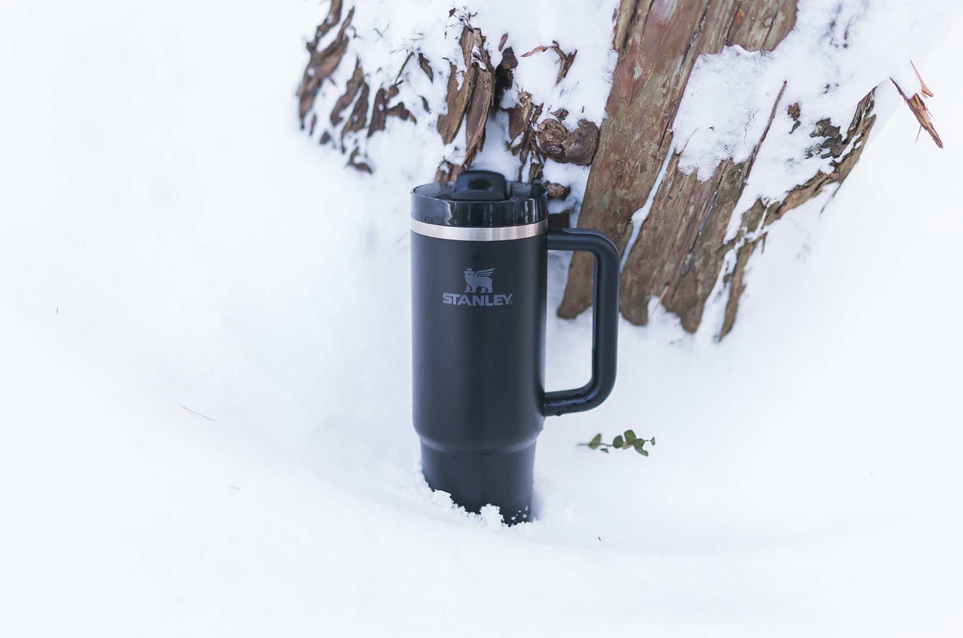 火事にも耐えたと話題のスタンレー「H2.0 真空スリムクエンチャー」が、マジでお出かけに最高なのでぜひ知ってほしい | CAMP HACK[キャンプハック]
