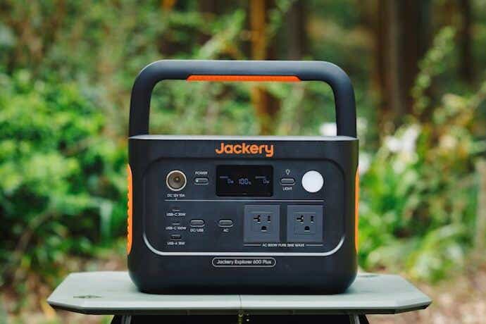 大容量も、小型もピンとこない…。ついに登場したJackeryの中容量ポータブル電源が、1泊2日キャンプにちょうどよかったよ | CAMP HACK[キャンプハック]