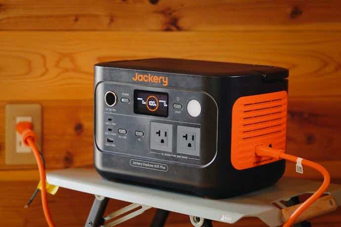 大容量も、小型もピンとこない…。ついに登場したJackeryの中容量ポータブル電源が、1泊2日キャンプにちょうどよかったよ | CAMP HACK[キャンプハック]