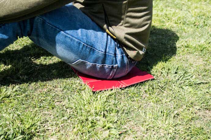レジャーシートの上位互換！？ピクニックのQOLが上がる「コンパクト座布団」3選 | CAMP HACK[キャンプハック]