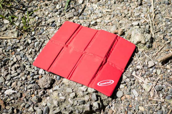 レジャーシートの上位互換！？ピクニックのQOLが上がる「コンパクト座布団」3選 | CAMP HACK[キャンプハック]