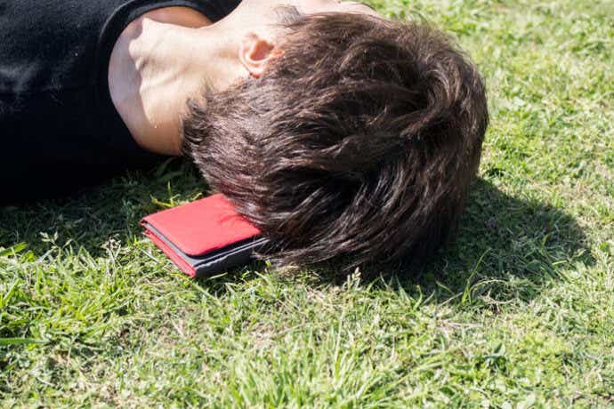 レジャーシートの上位互換！？ピクニックのQOLが上がる「コンパクト座布団」3選 | CAMP HACK[キャンプハック]