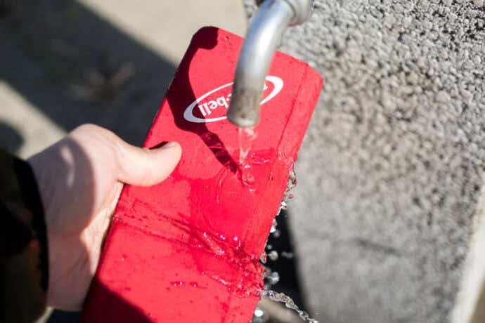 レジャーシートの上位互換！？ピクニックのQOLが上がる「コンパクト座布団」3選 | CAMP HACK[キャンプハック]