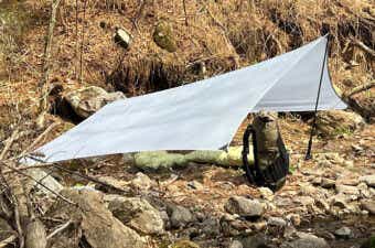 【ミニマム370gの衝撃！！】ZEROGRAMの最新ULタープでキャンプを身軽に快適に！ | CAMP HACK[キャンプハック]