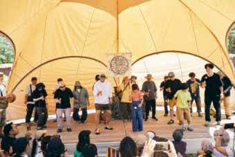 【これはフェスではない】井浦新ひきいる「ELNEST」が仕掛ける奇祭「舞鳥祭 2024」をレポート | CAMP HACK[キャンプハック]