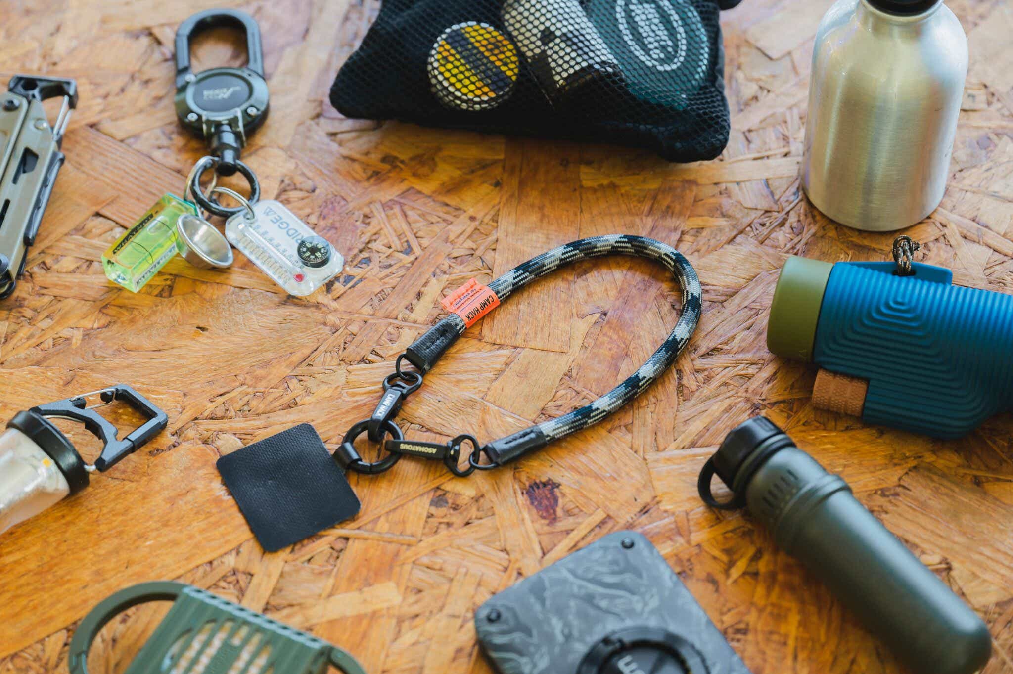 【地味に便利すぎ】多機能ストラップ「loops」のCAMP HACK別注が新登場！ | CAMP HACK[キャンプハック]