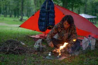 たった6gの「ピンチリフター」が超便利！熱々のクッカーも余裕だよ | CAMP HACK[キャンプハック]