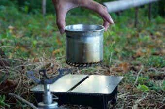 たった6gの「ピンチリフター」が超便利！熱々のクッカーも余裕だよ | CAMP HACK[キャンプハック]