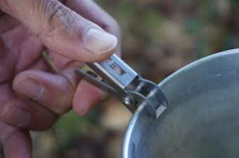 たった6gの「ピンチリフター」が超便利！熱々のクッカーも余裕だよ | CAMP HACK[キャンプハック]