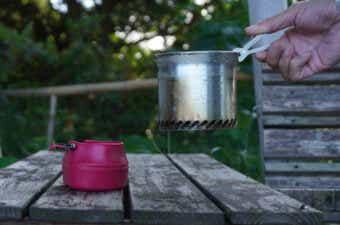 たった6gの「ピンチリフター」が超便利！熱々のクッカーも余裕だよ | CAMP HACK[キャンプハック]