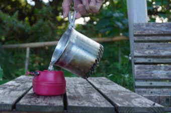 たった6gの「ピンチリフター」が超便利！熱々のクッカーも余裕だよ | CAMP HACK[キャンプハック]