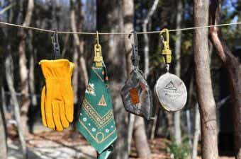 Makuakeで見つけた！蓄光カラビナクリップ「ウロボロス クリップ 朧 ブルー」が便利すぎる | CAMP HACK[キャンプハック]