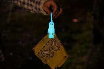 Makuakeで見つけた！蓄光カラビナクリップ「ウロボロス クリップ 朧 ブルー」が便利すぎる | CAMP HACK[キャンプハック]