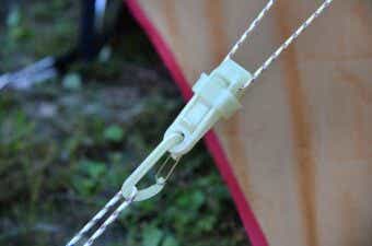 Makuakeで見つけた！蓄光カラビナクリップ「ウロボロス クリップ 朧 ブルー」が便利すぎる | CAMP HACK[キャンプハック]