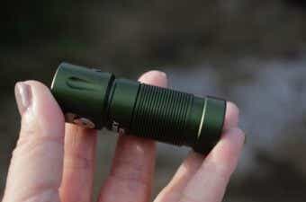 【たったの50g】親指サイズだけど1200ルーメン！？しかも防水・耐衝撃の「M23R」をレビュー | CAMP HACK[キャンプハック]