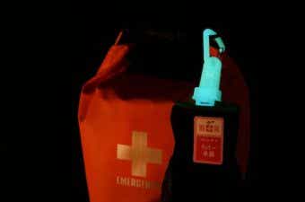 Makuakeで見つけた！蓄光カラビナクリップ「ウロボロス クリップ 朧 ブルー」が便利すぎる | CAMP HACK[キャンプハック]