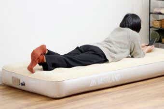 「ちょっと安すぎ」「しかも自動」厚さ26cmが“速攻で膨らむ”マットをVASTLANDが作っちゃいました… | CAMP HACK[キャンプハック]