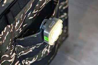 「車体に貼れる？帽子にも付く？」WHATNOTが作った“タクティカルクリップライト”がDIYもアウトドアも救うかも | CAMP HACK[キャンプハック]