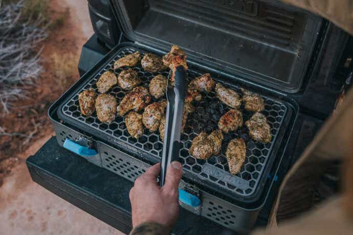 見た目はスーツケース、中身は本気のBBQギア！？ テキサス発の実力派「NOMAD」がついに日本上陸したよ | CAMP HACK[キャンプハック]