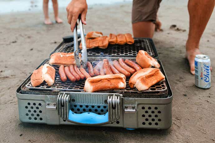見た目はスーツケース、中身は本気のBBQギア！？ テキサス発の実力派「NOMAD」がついに日本上陸したよ | CAMP HACK[キャンプハック]
