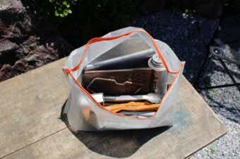 IKEAの「89円バッグ」が家・キャンプ収納で有能！マチたっぷり・撥水で優秀、すでに10枚以上愛用してます | CAMP HACK[キャンプハック]