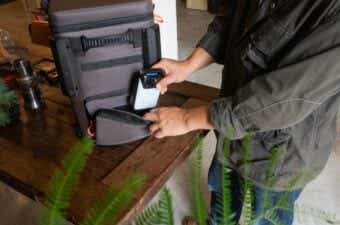 もはや「背負える」だけじゃなくなった！5WAYで運べる画期的なポータブル冷蔵庫が登場したぞ | CAMP HACK[キャンプハック]