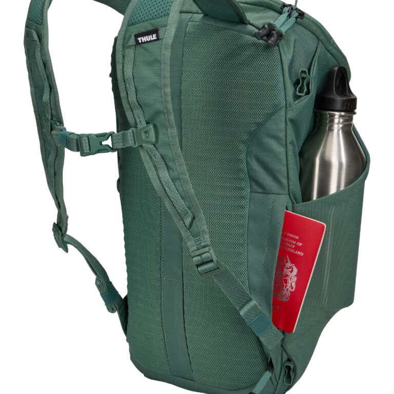 「バレない隠しポケット…！？」THULE新作は危険が潜む旅行を“遊び心と機能性”で解決！ | CAMP HACK[キャンプハック]