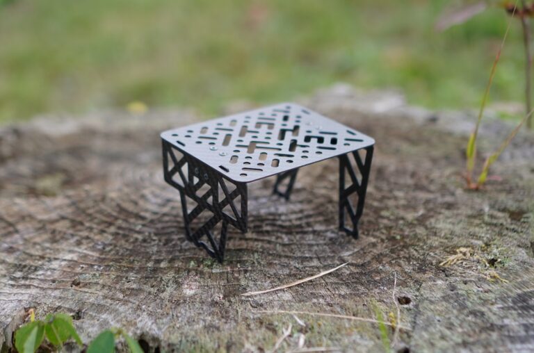 【仰天】わずか30g＆組み立て3秒！謎の穴あきテーブルを使ってみたら…想像以上に出番多かった | CAMP HACK[キャンプハック]