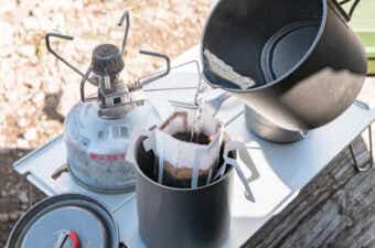 【仰天】わずか30g＆組み立て3秒！謎の穴あきテーブルを使ってみたら…想像以上に出番多かった | CAMP HACK[キャンプハック]