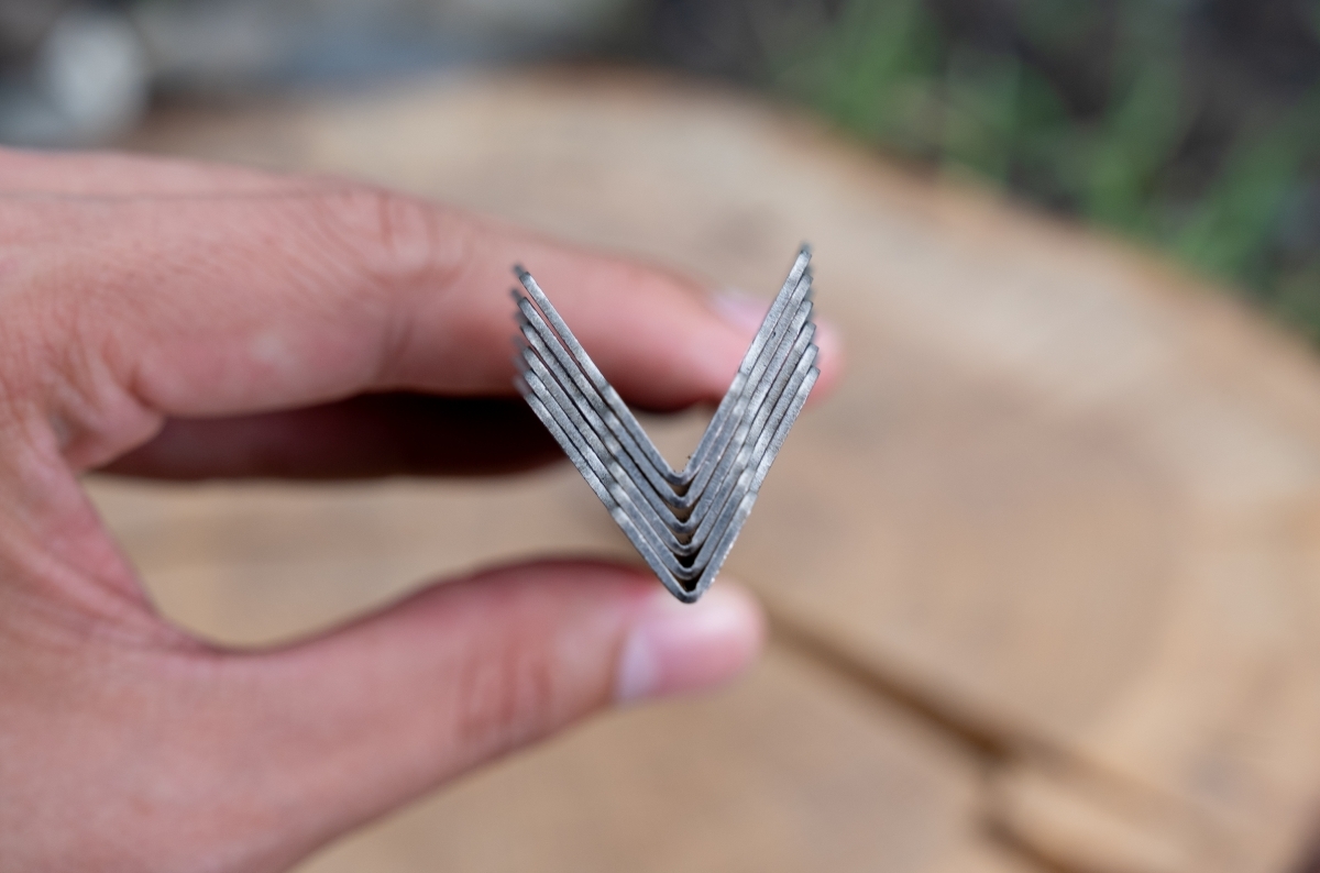 「これで30cmペグ6本…！？」1本27gの衝撃。希少な“長いチタンVペグ”が、新潟・燕の技術で登場 | CAMP HACK[キャンプハック]